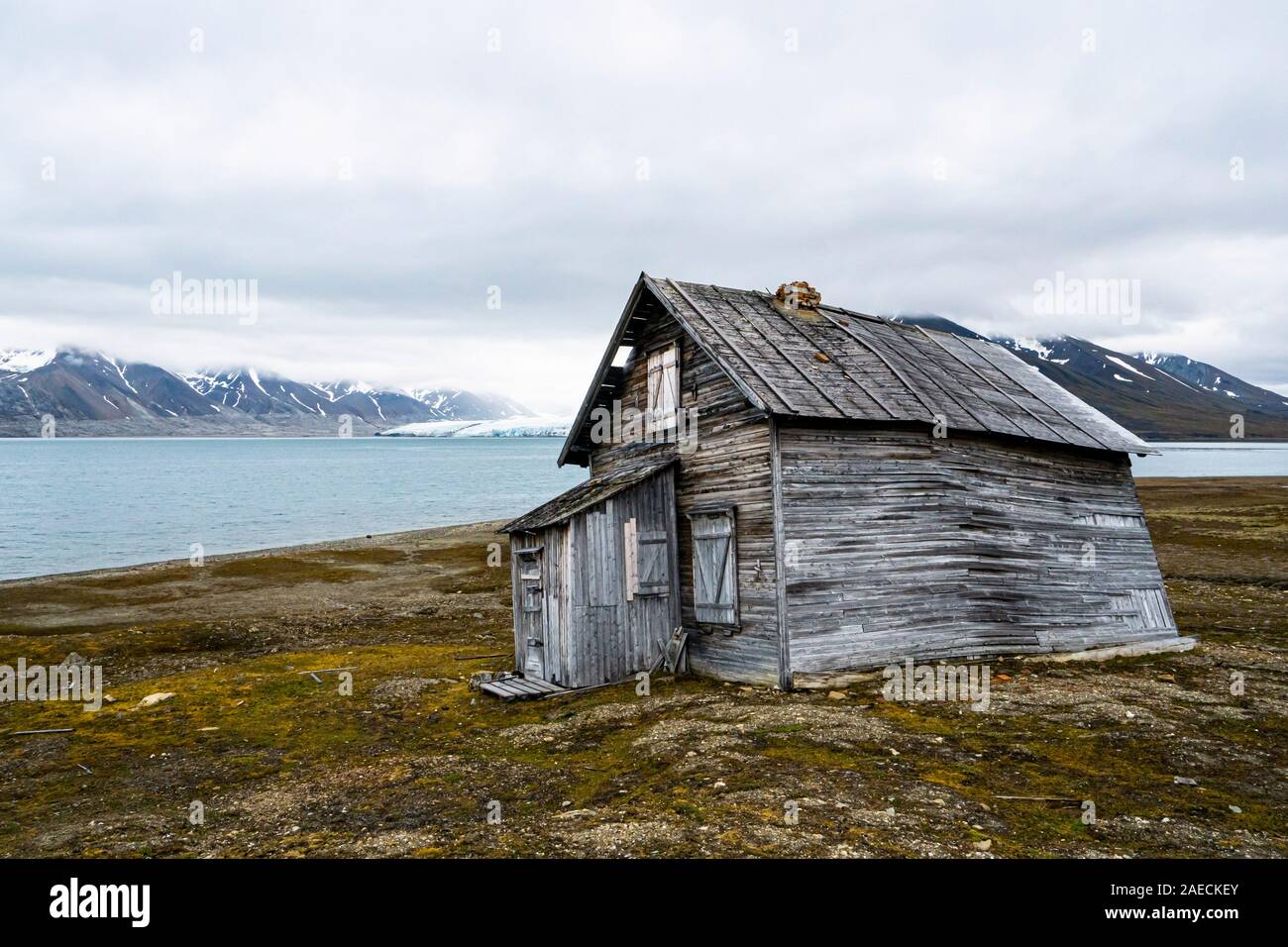 whaling hut on remote arctic coast in summer. Ahlstrandhalvoya ...