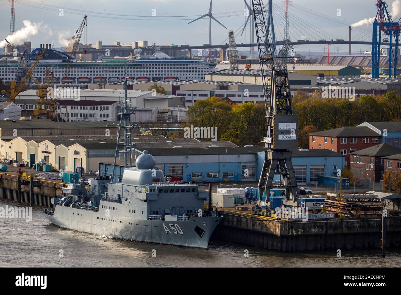 Hamburg, port, Elbe, cranes, Blohm and Voss shipyard, fleet service ...