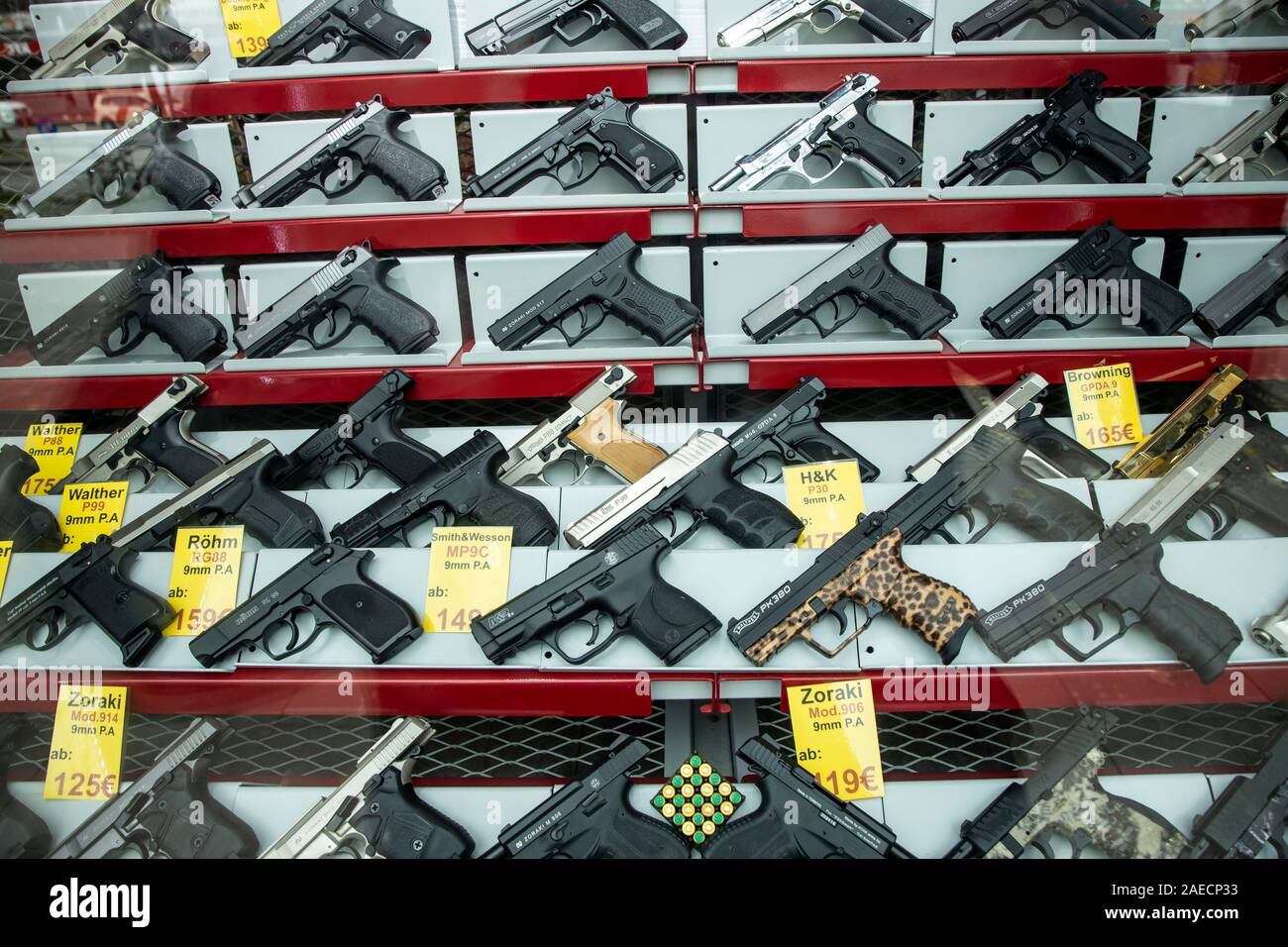 Display of a weapon shop with freely saleable weapons, replicas, alarm guns Stock Photo - Alamy