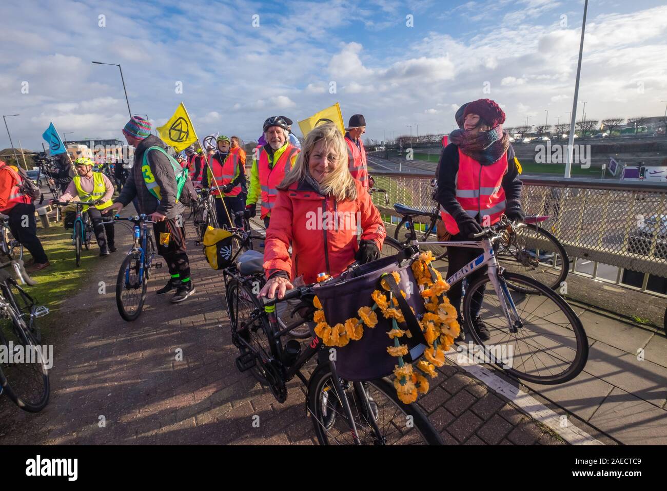 Roundabout at heathrow airport hi-res stock photography and images - Alamy
