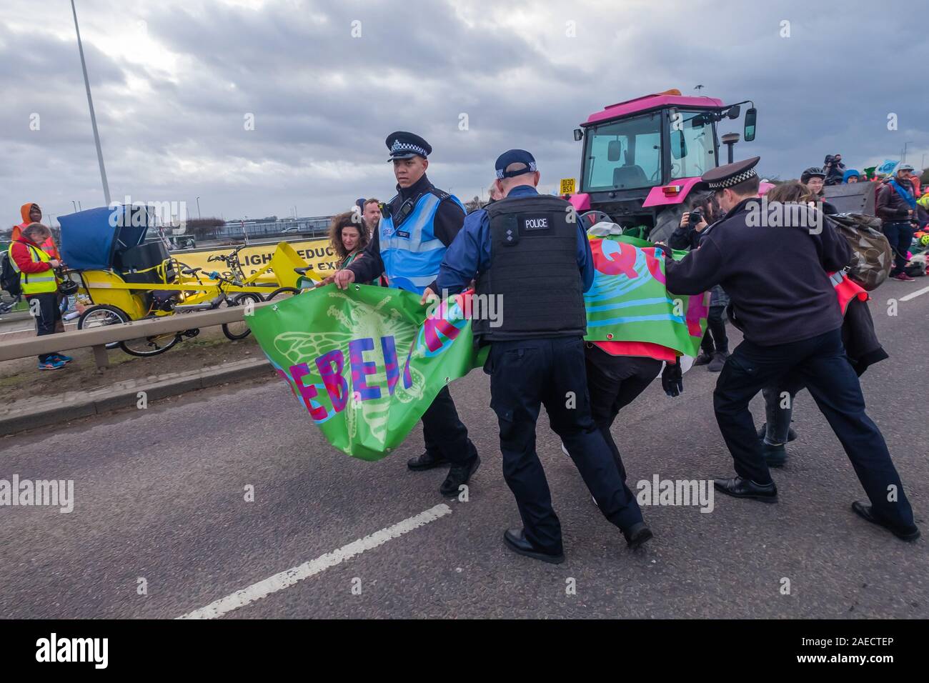 Roundabout at heathrow airport hi-res stock photography and images - Alamy