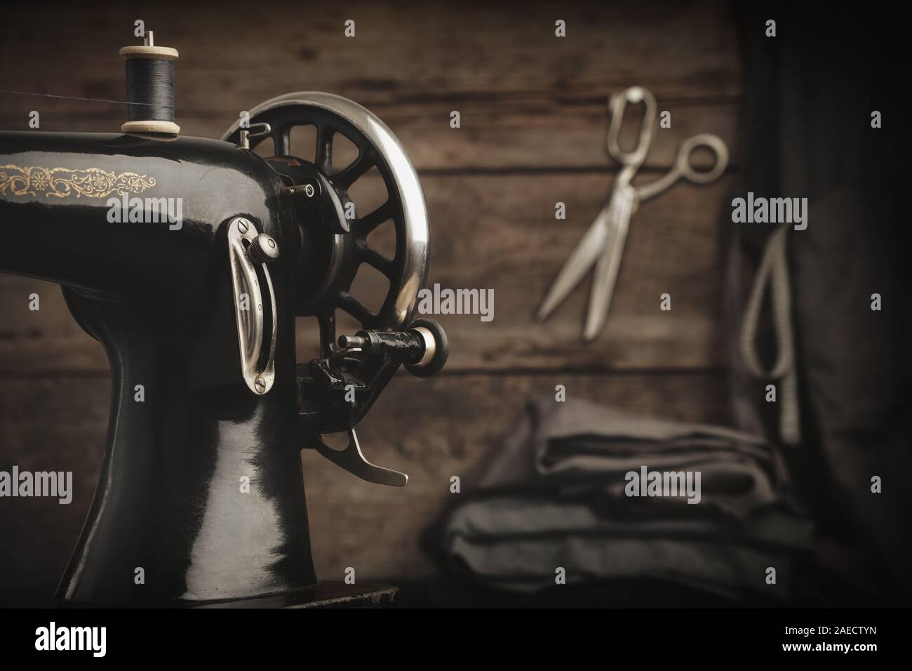 Antique sewing machine hi-res stock photography and images - Alamy