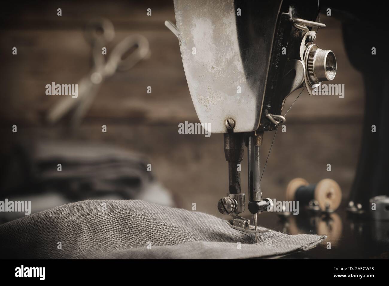 Antique sewing machine hi-res stock photography and images - Alamy