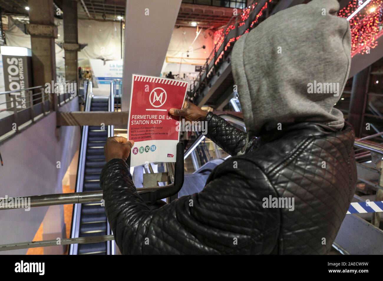 GARE MONTPARNASSE ON STRIKE, PARIS Stock Photo - Alamy