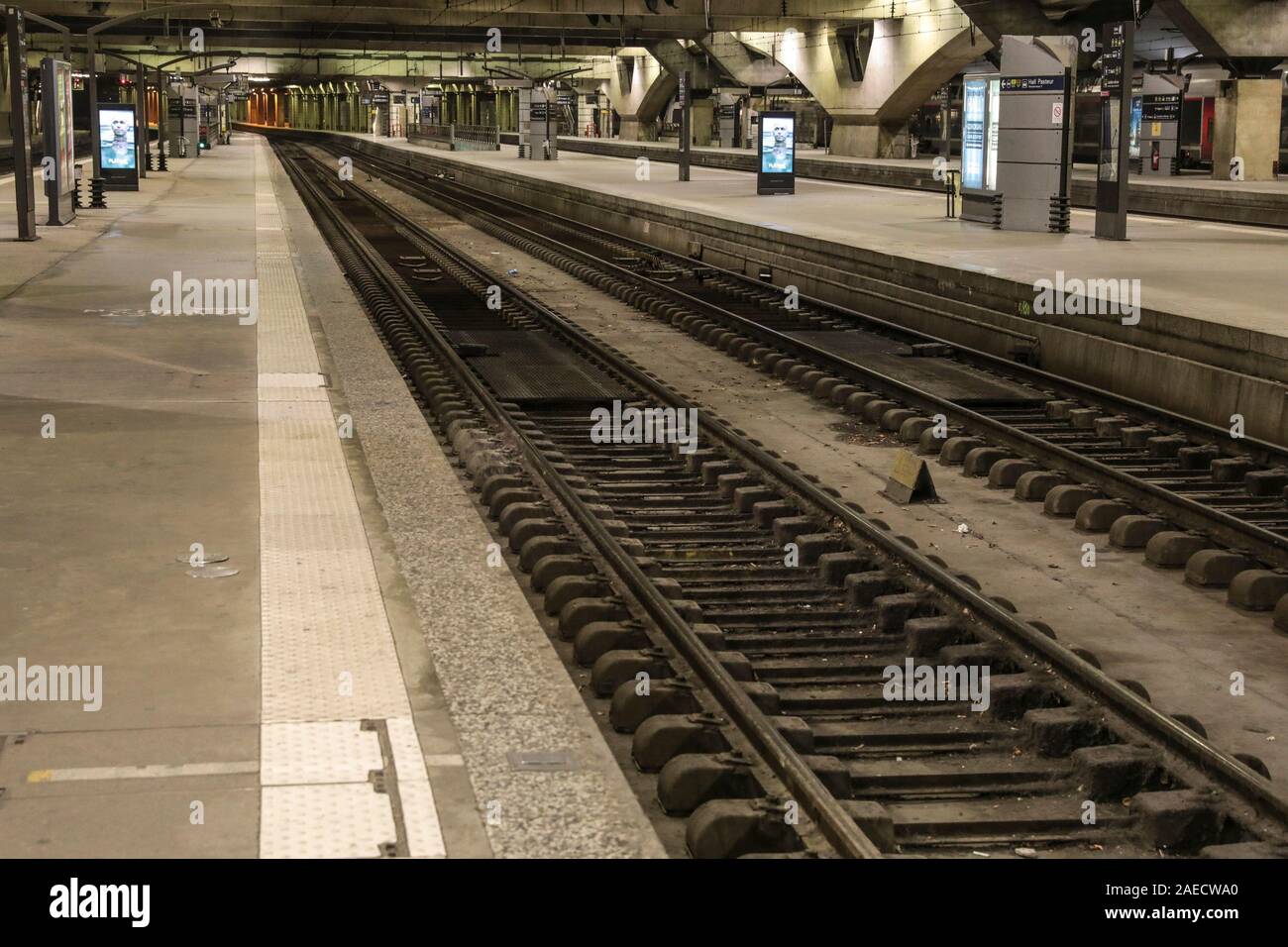 GARE MONTPARNASSE ON STRIKE, PARIS Stock Photo - Alamy