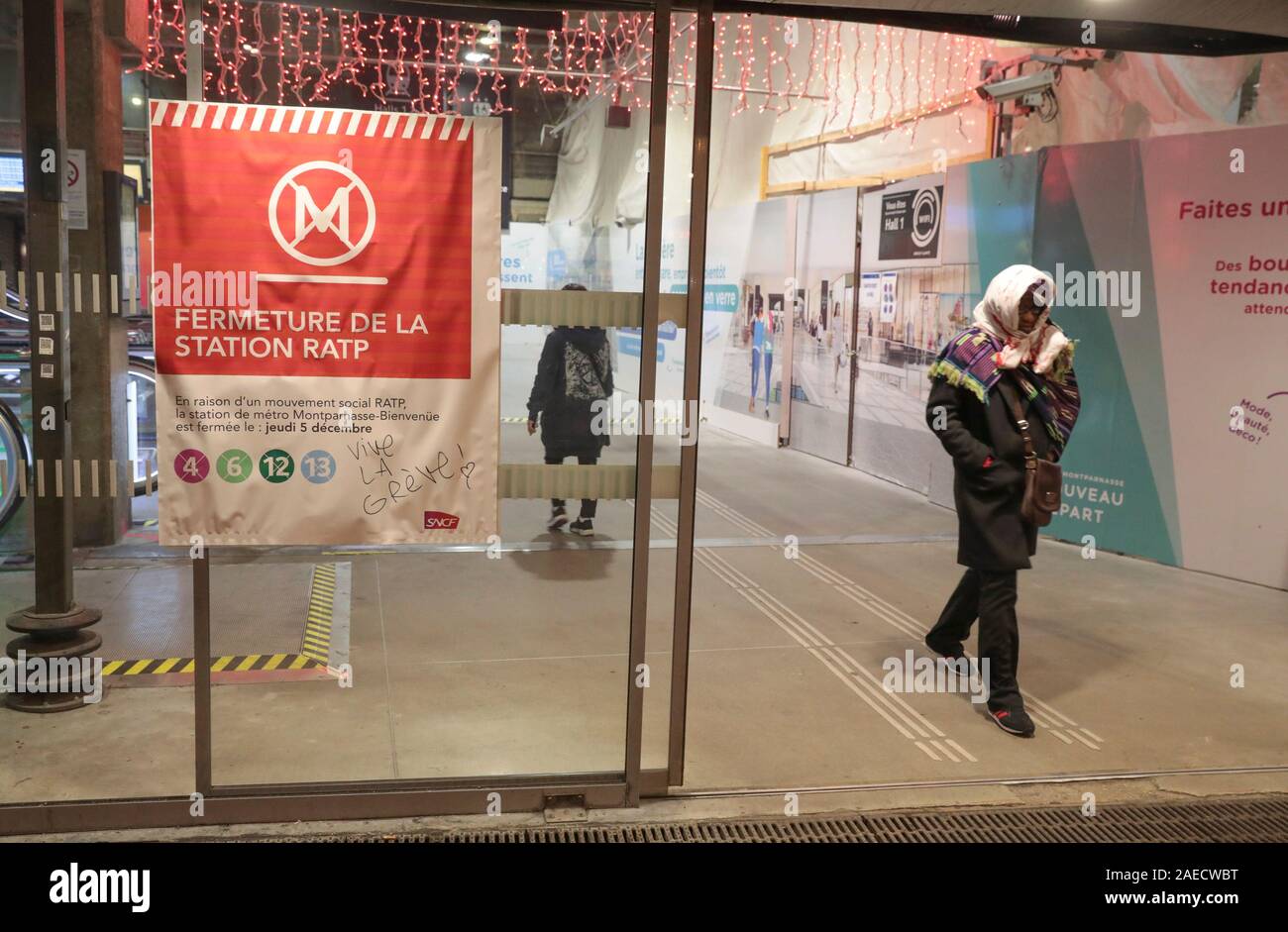 GARE MONTPARNASSE ON STRIKE, PARIS Stock Photo - Alamy