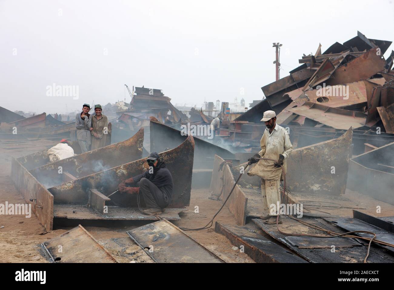 Ship breaking hi-res stock photography and images - Alamy