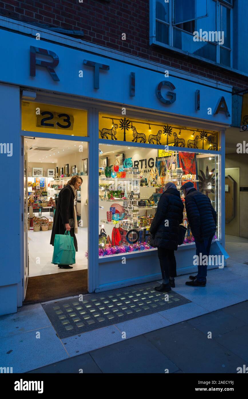 Street shop window hi-res stock photography and images - Alamy