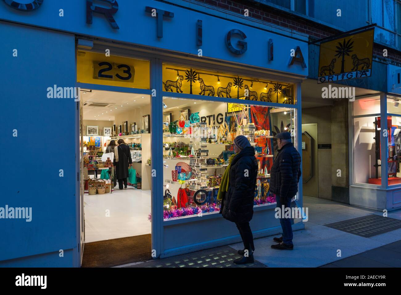 Street shop window hi-res stock photography and images - Alamy
