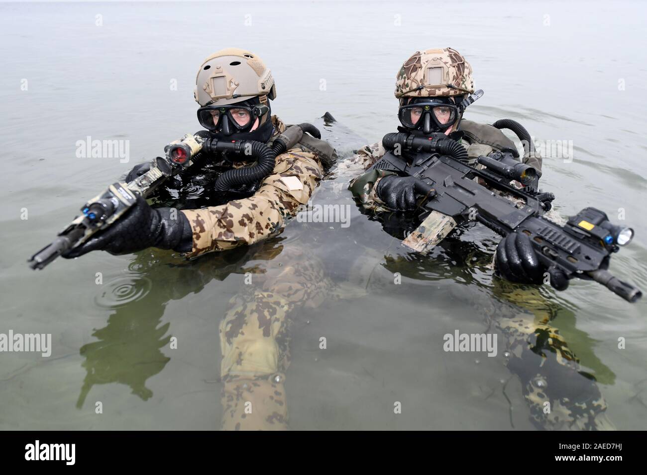 04 December 2019, Schleswig-Holstein, Eckernförde: Combat swimmers from ...