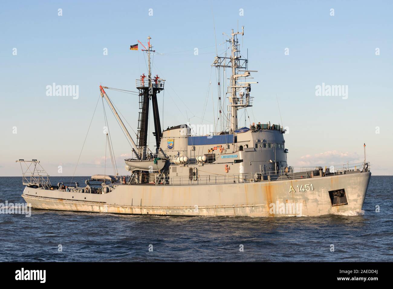 German Navy seagoing tugboat WANGEROOGE A1451 on the river Elbe Stock ...