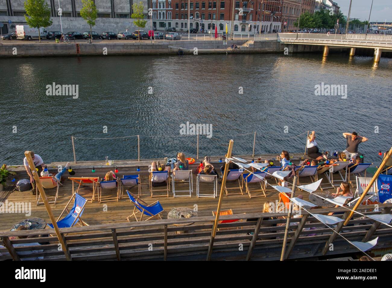 People sitting, eating and drinking by the canals in Copenhagen ...