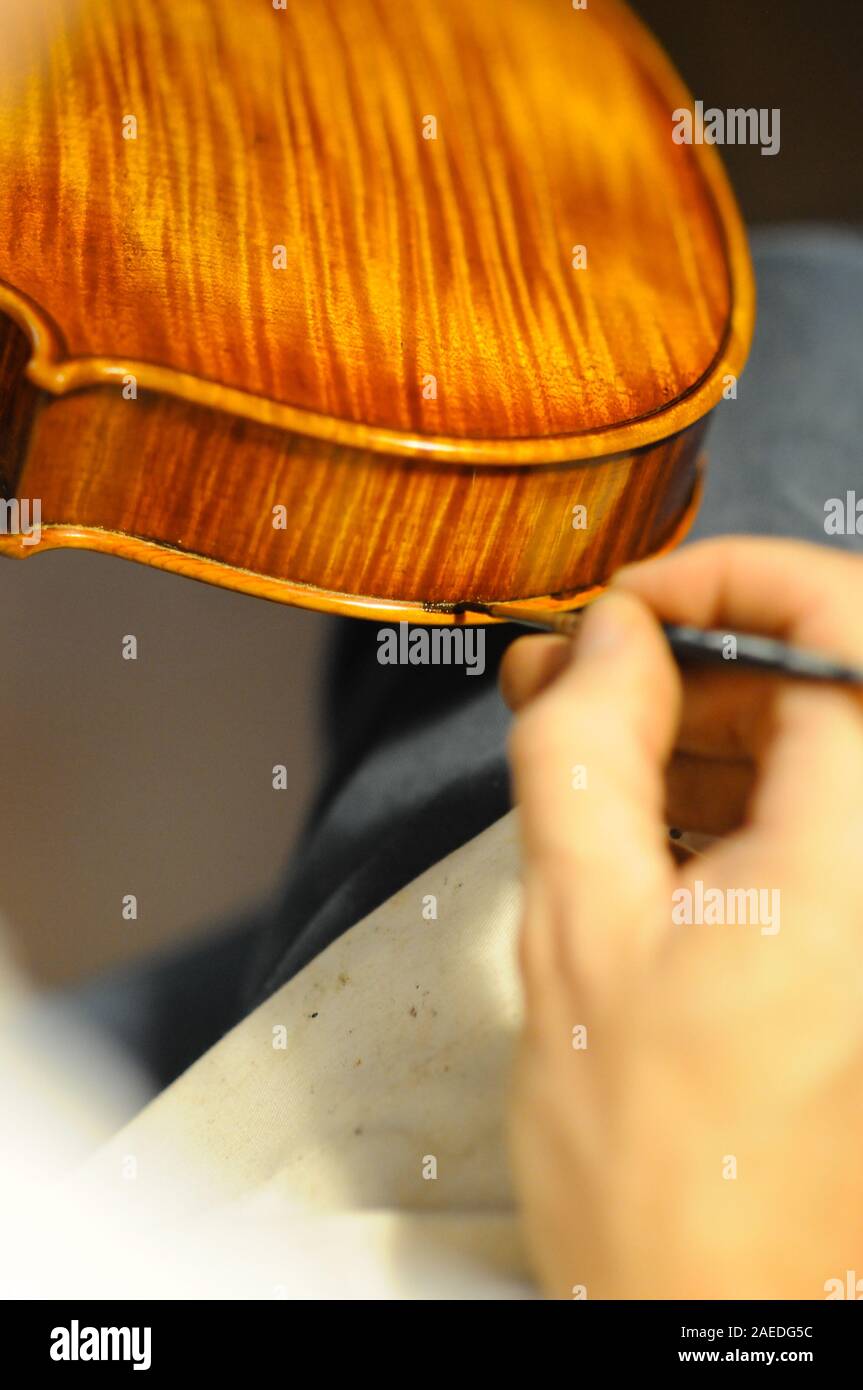 Del gesu violin hi-res stock photography and images - Alamy