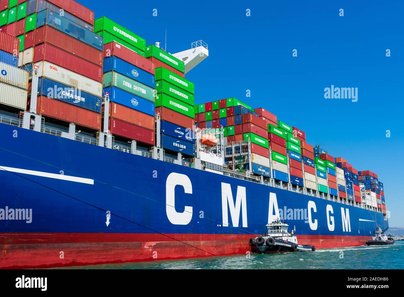 Tugboat pushing container ship hi-res stock photography and images - Alamy