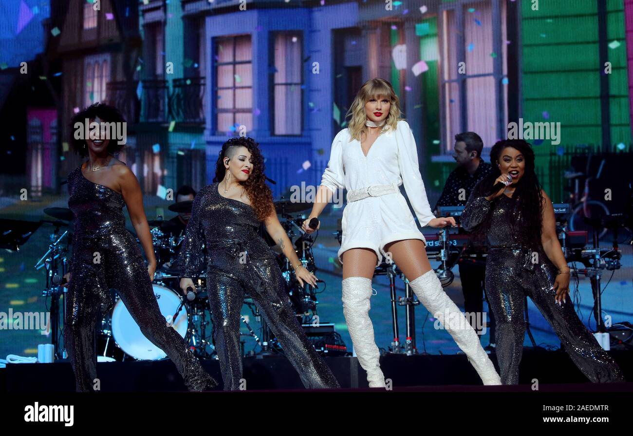 Taylor swift concert jingle bell ball hi-res stock photography and ...