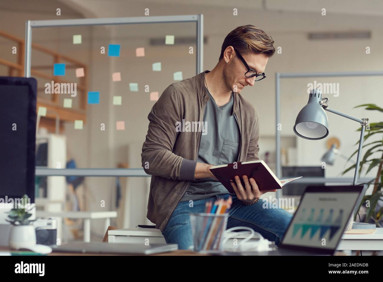 Reading note hi-res stock photography and images - Alamy