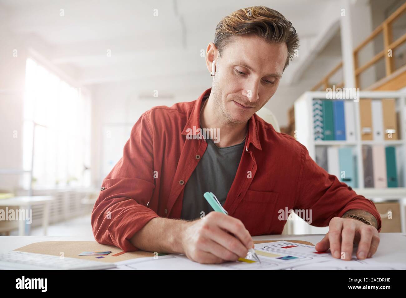 Person listening taking notes hi-res stock photography and images - Alamy