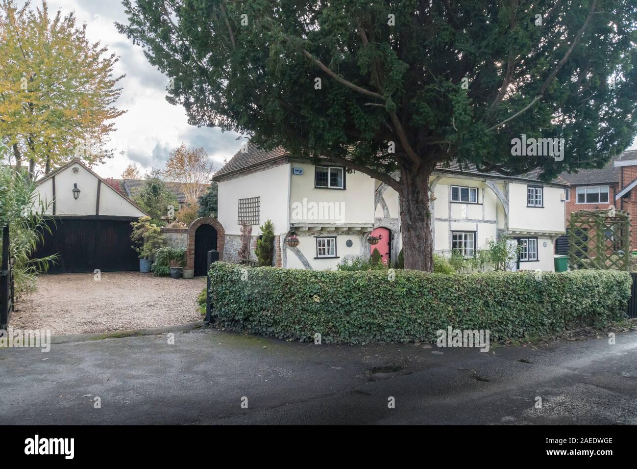 Yew tree cottage kent hi-res stock photography and images - Alamy