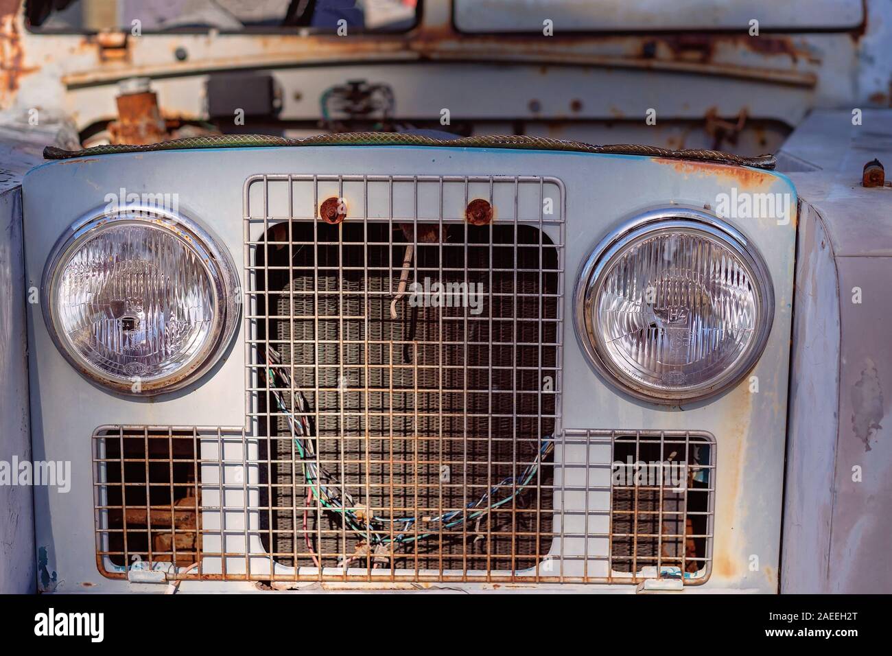 Abandoned old car land rover hi-res stock photography and images - Alamy