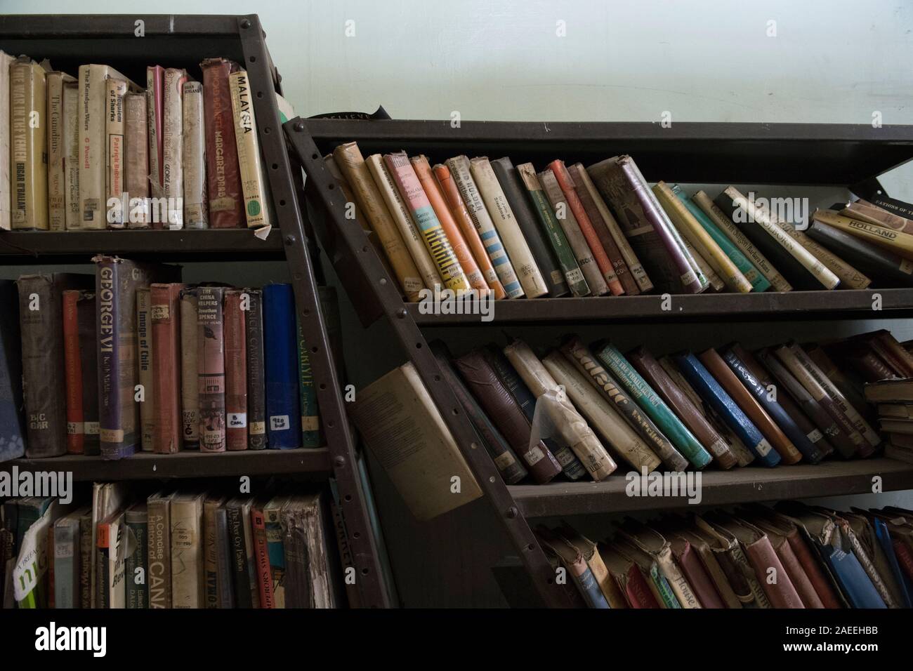 Collapsing shelves hi-res stock photography and images - Alamy