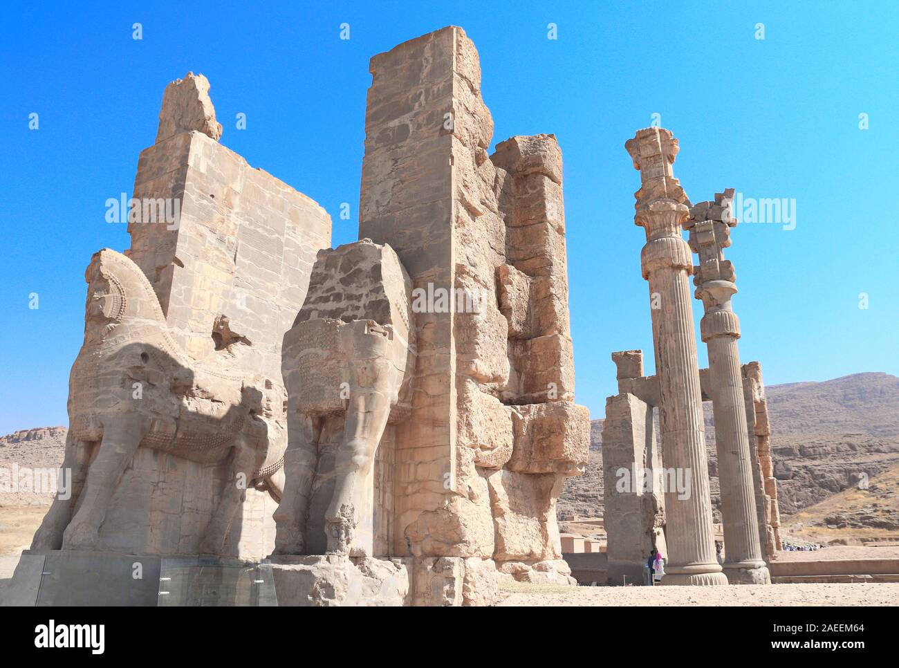 Gate of All Nations (Xerxes Gate) with stone statues of bulls in ...