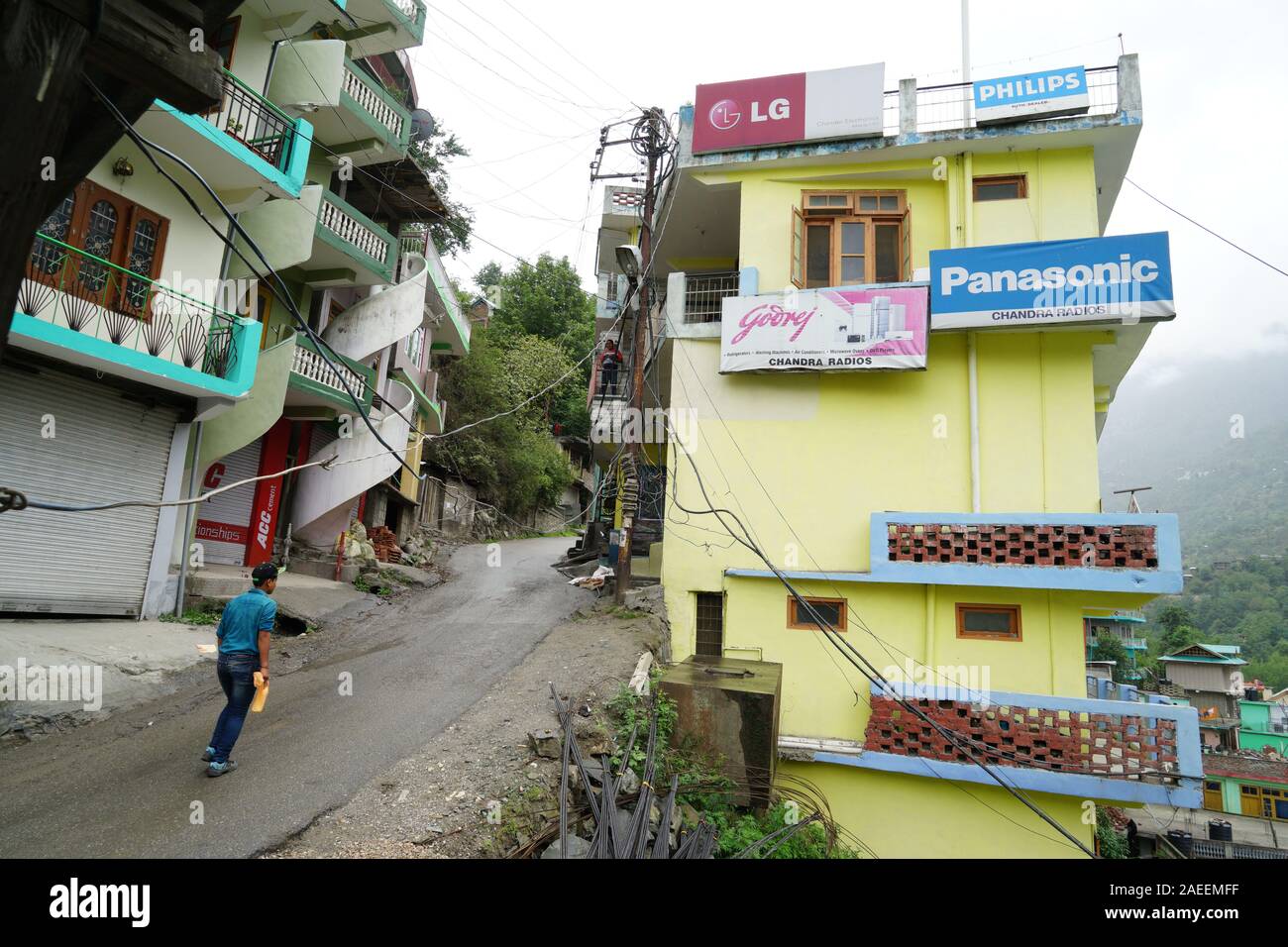Narrow street, Banjar town, Tirthan Valley, Kullu, Himachal Pradesh ...