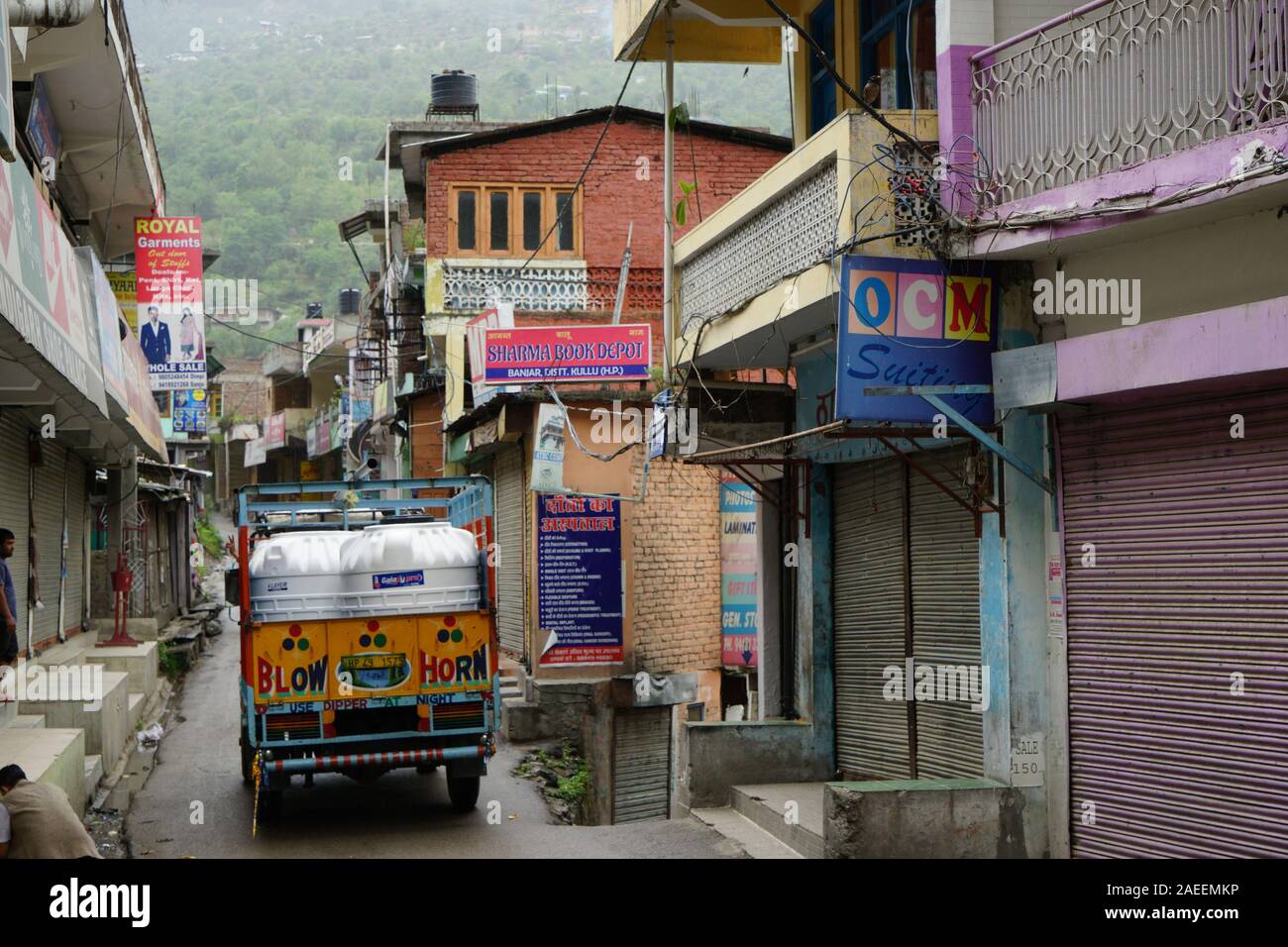 Truck in narrow street, Banjar town, Tirthan Valley, Kullu, Himachal ...