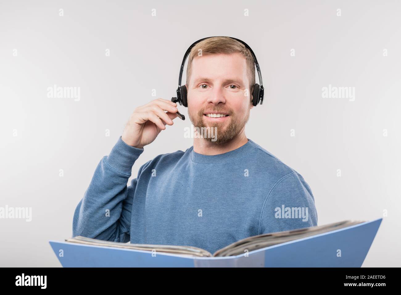 Men holding documents hi-res stock photography and images - Alamy