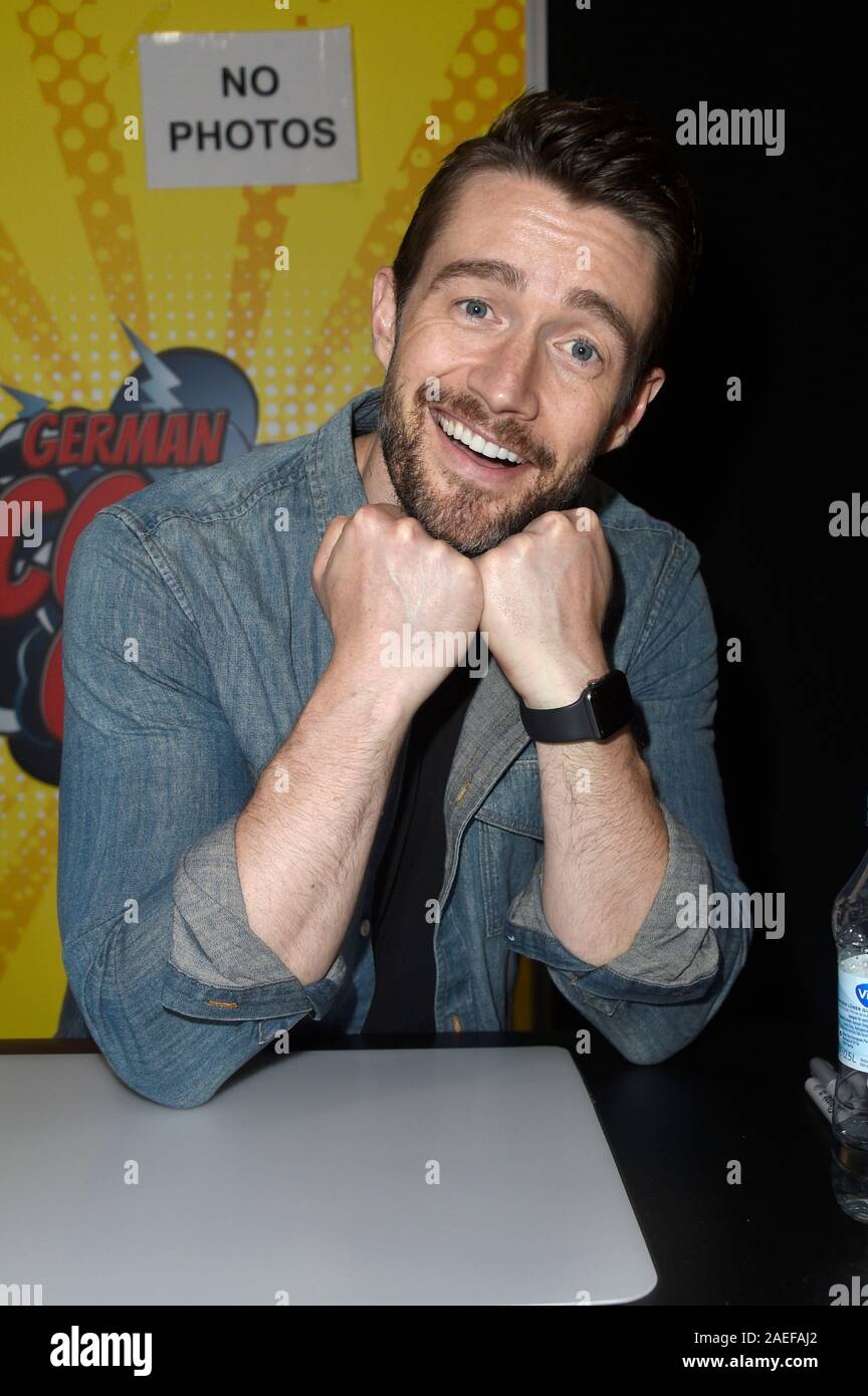 Robert buckley hi-res stock photography and images - Alamy