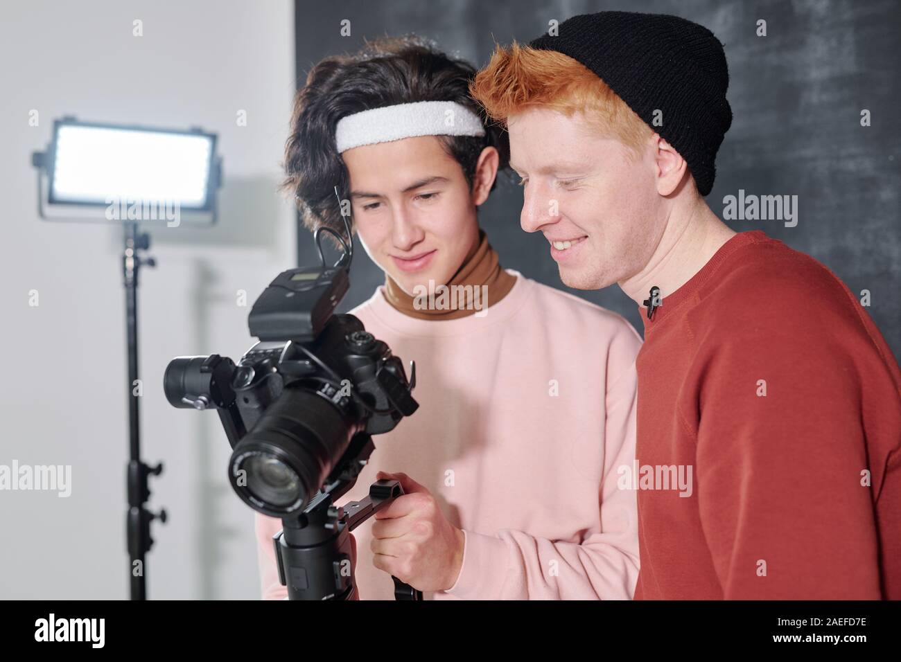 People watching screen standing hi-res stock photography and images - Alamy