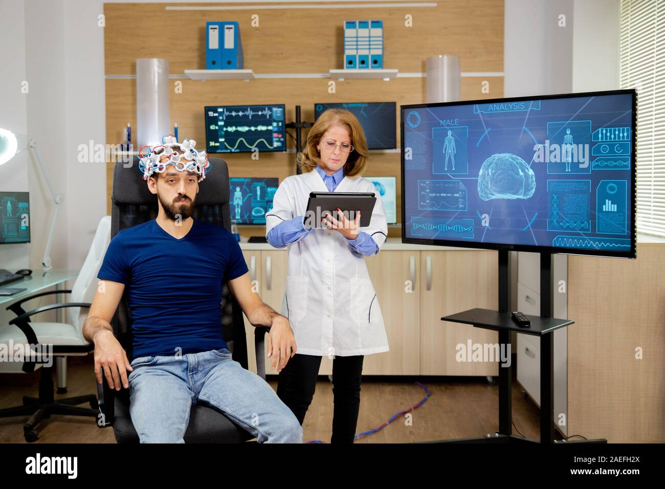 Brain waves on a computer screen hi-res stock photography and images ...