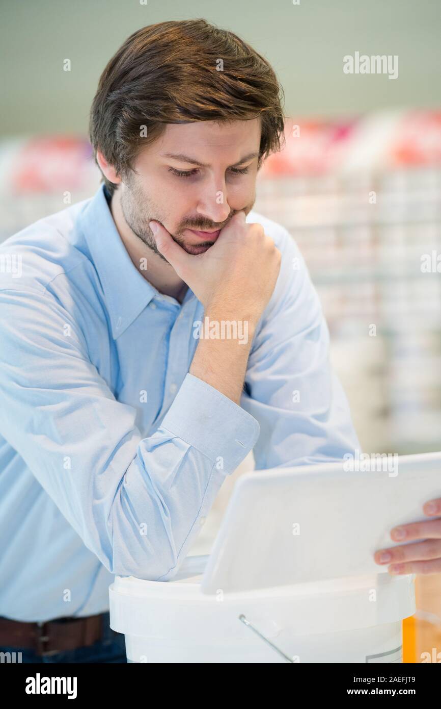 Men line up in shop hi-res stock photography and images - Alamy