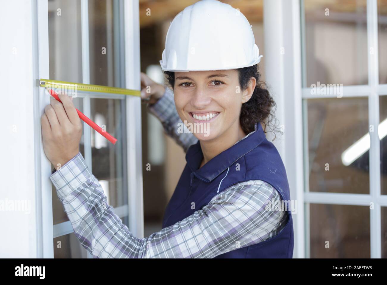 portrait of female window fitter at work Stock Photo - Alamy