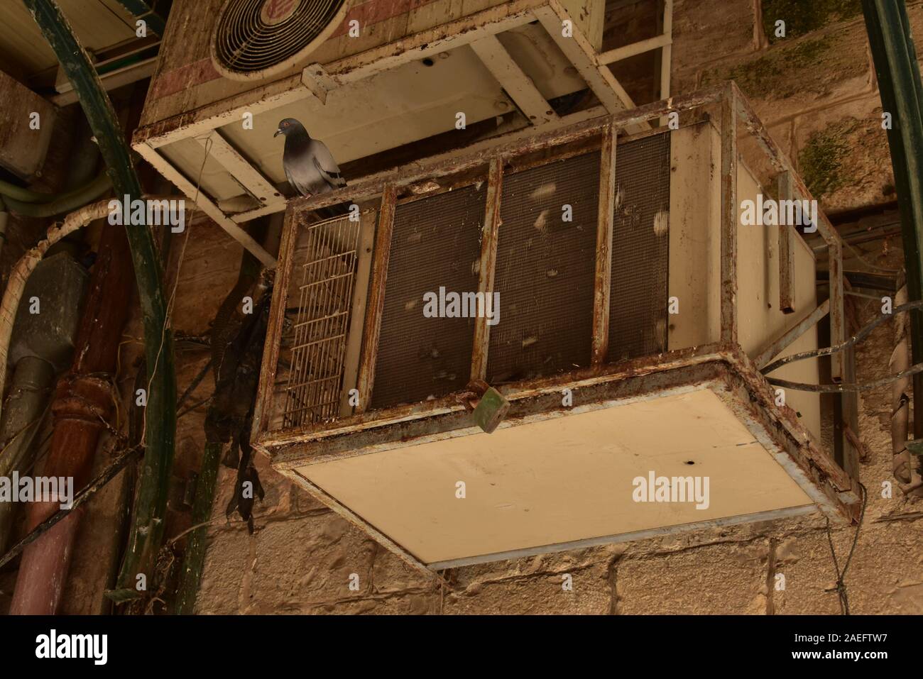 Rusty ac unit hi-res stock photography and images - Alamy