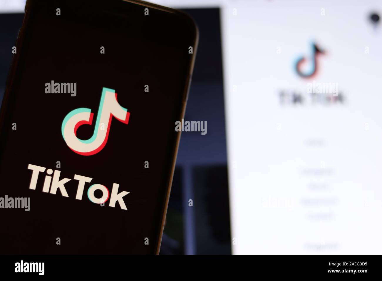Tik tok advertising hi-res stock photography and images - Alamy