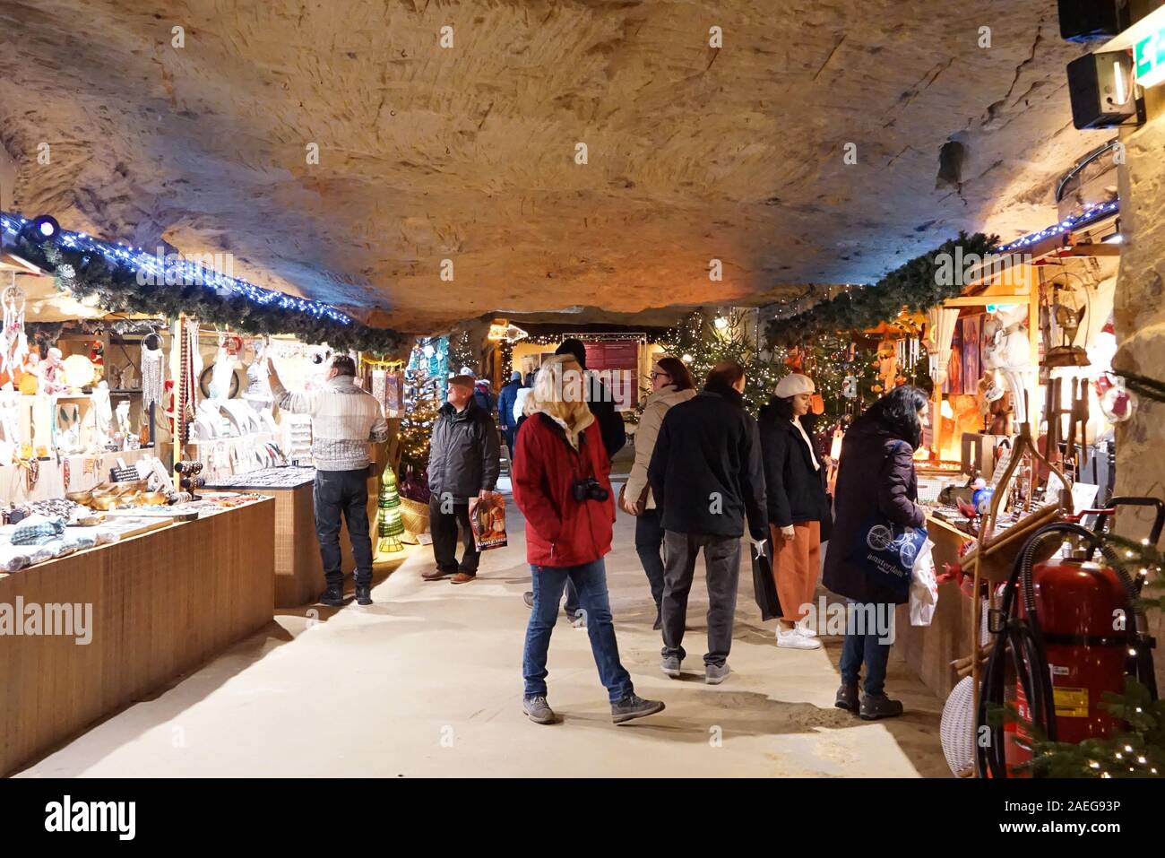 (191209) -- VALKENBURG, Dec. 9, 2019 (Xinhua) -- People visit ...