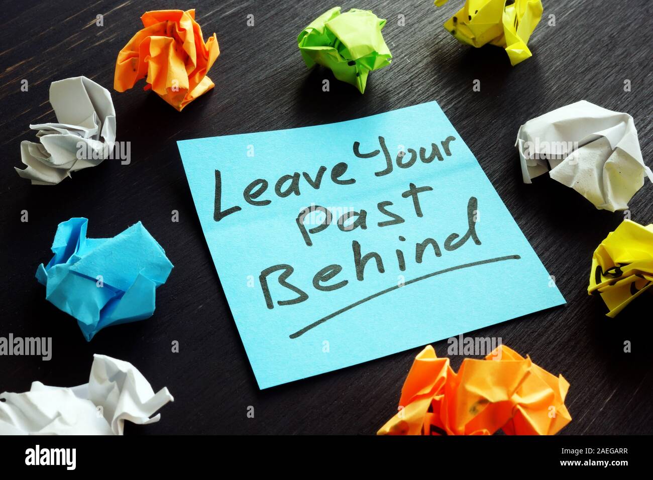 Leave your past behind sign on the memo stick Stock Photo - Alamy