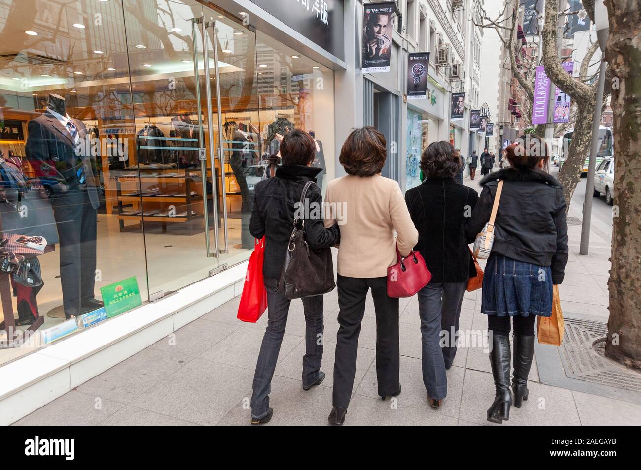 Wealthy chinese shoppers hi-res stock photography and images - Alamy