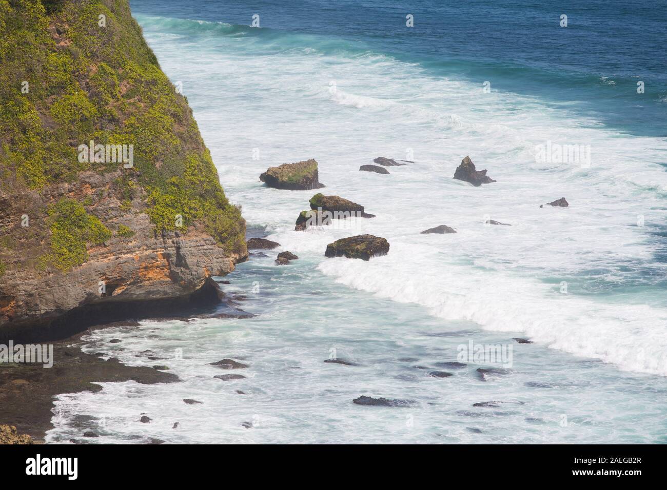 Strong waves current hitting on rocky cliff Stock Photo - Alamy
