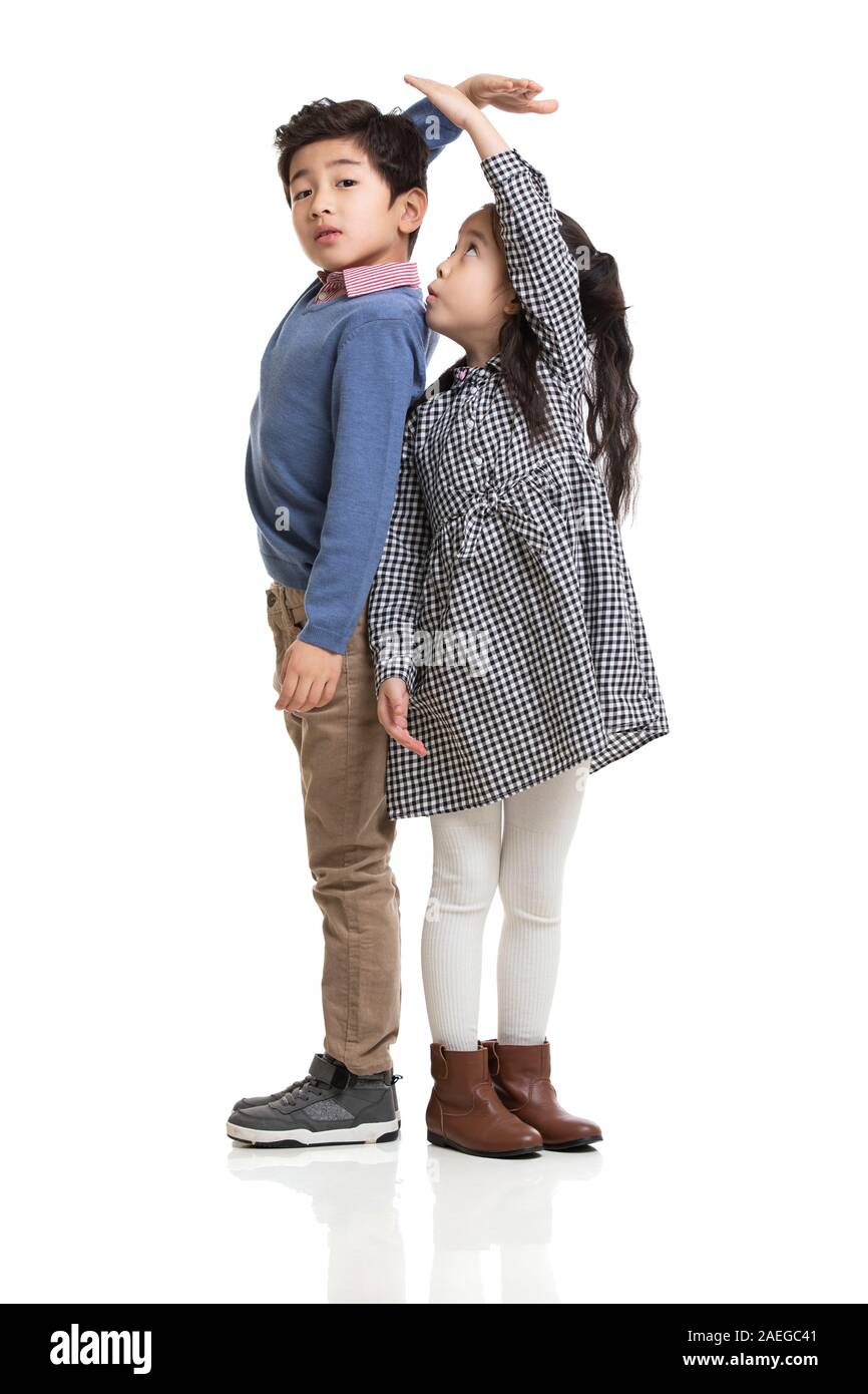 Children measuring their height hi-res stock photography and images - Alamy