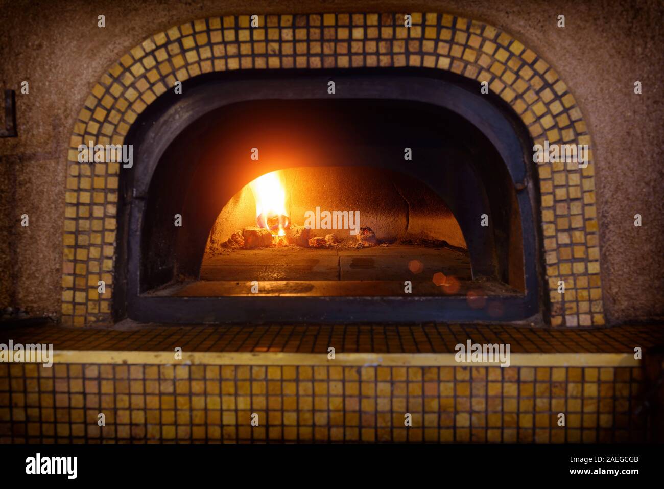Traditional Italian pizza woodfired stone oven Stock Photo - Alamy