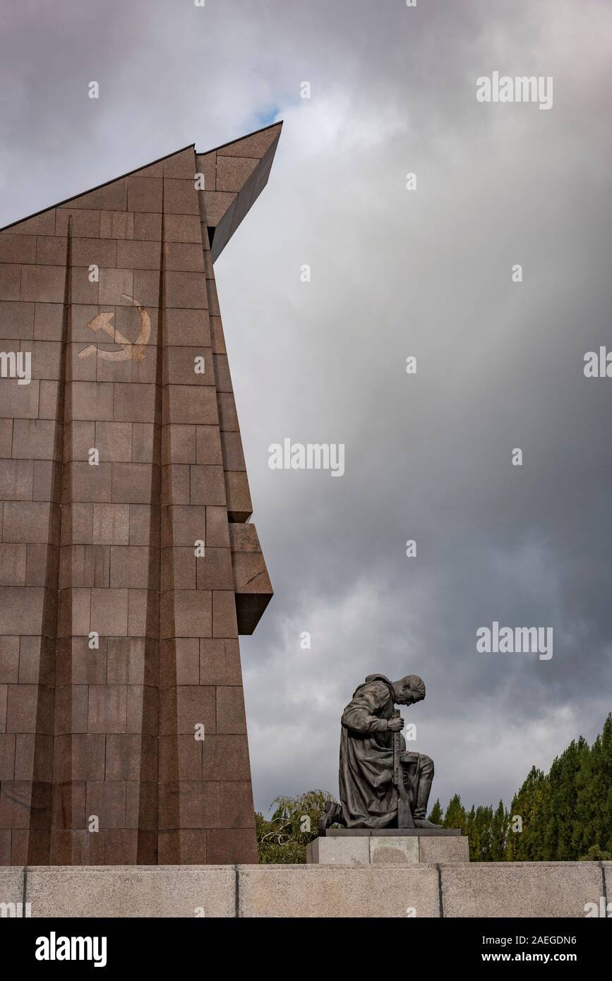 The Soviet War Memorial and cemetery in Treptower Park, East Berlin ...