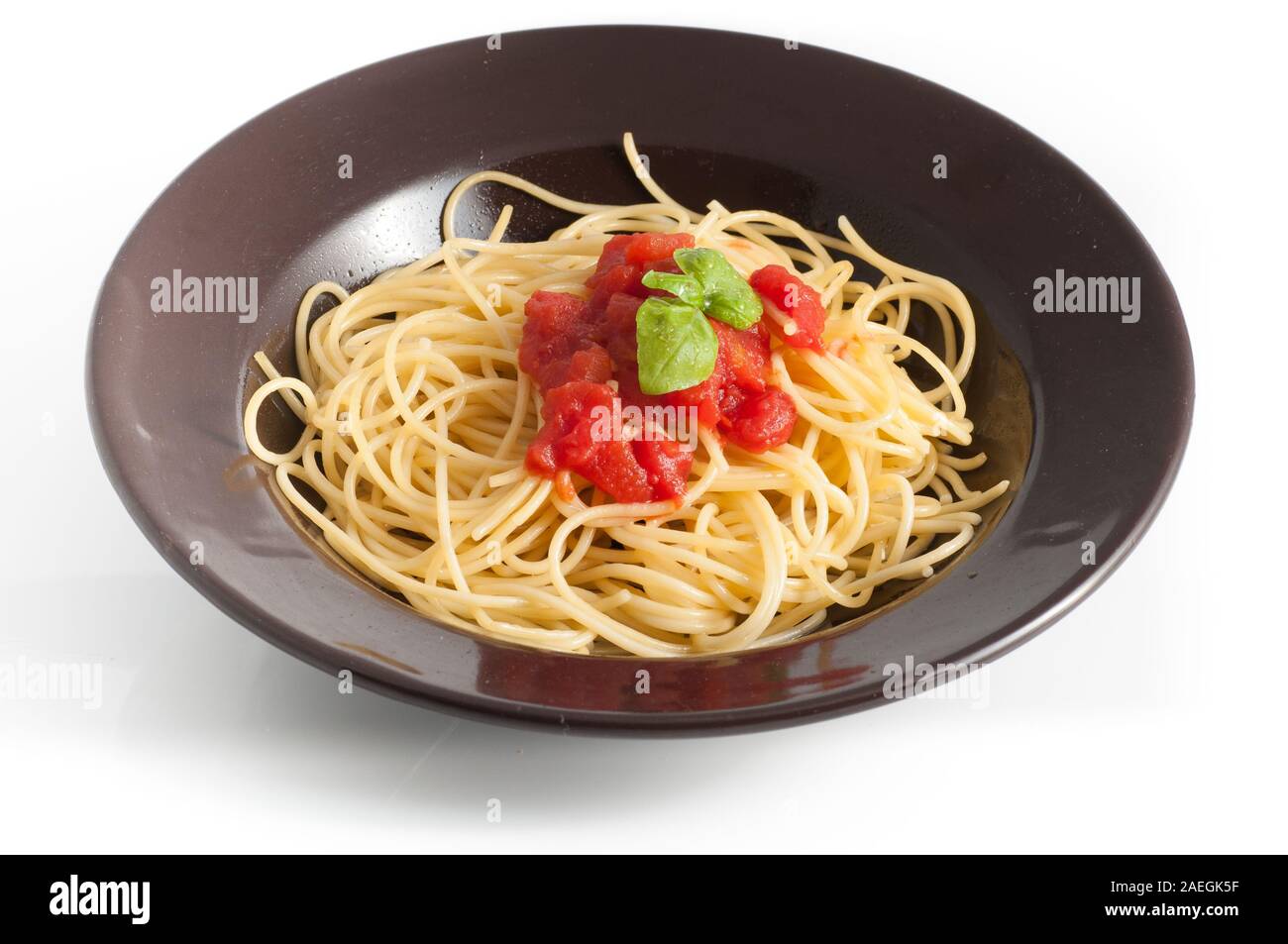spaghetti with fresh tomato and basil Stock Photo - Alamy