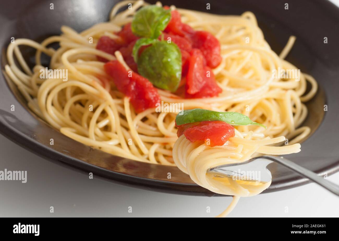 spaghetti with fresh tomato and basil Stock Photo - Alamy