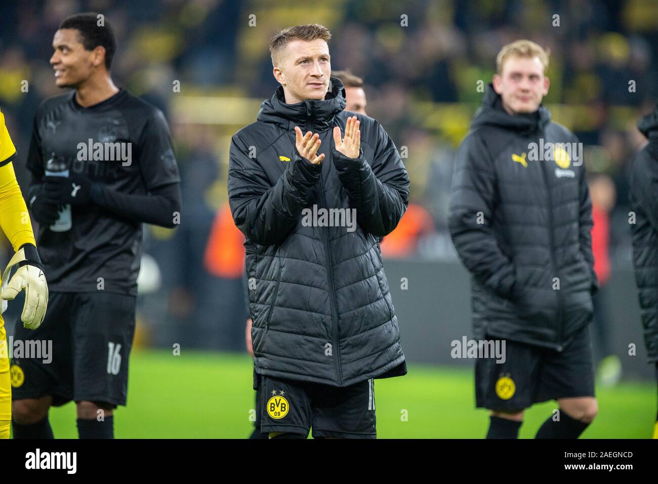 Cheers and applause football hi-res stock photography and images - Alamy