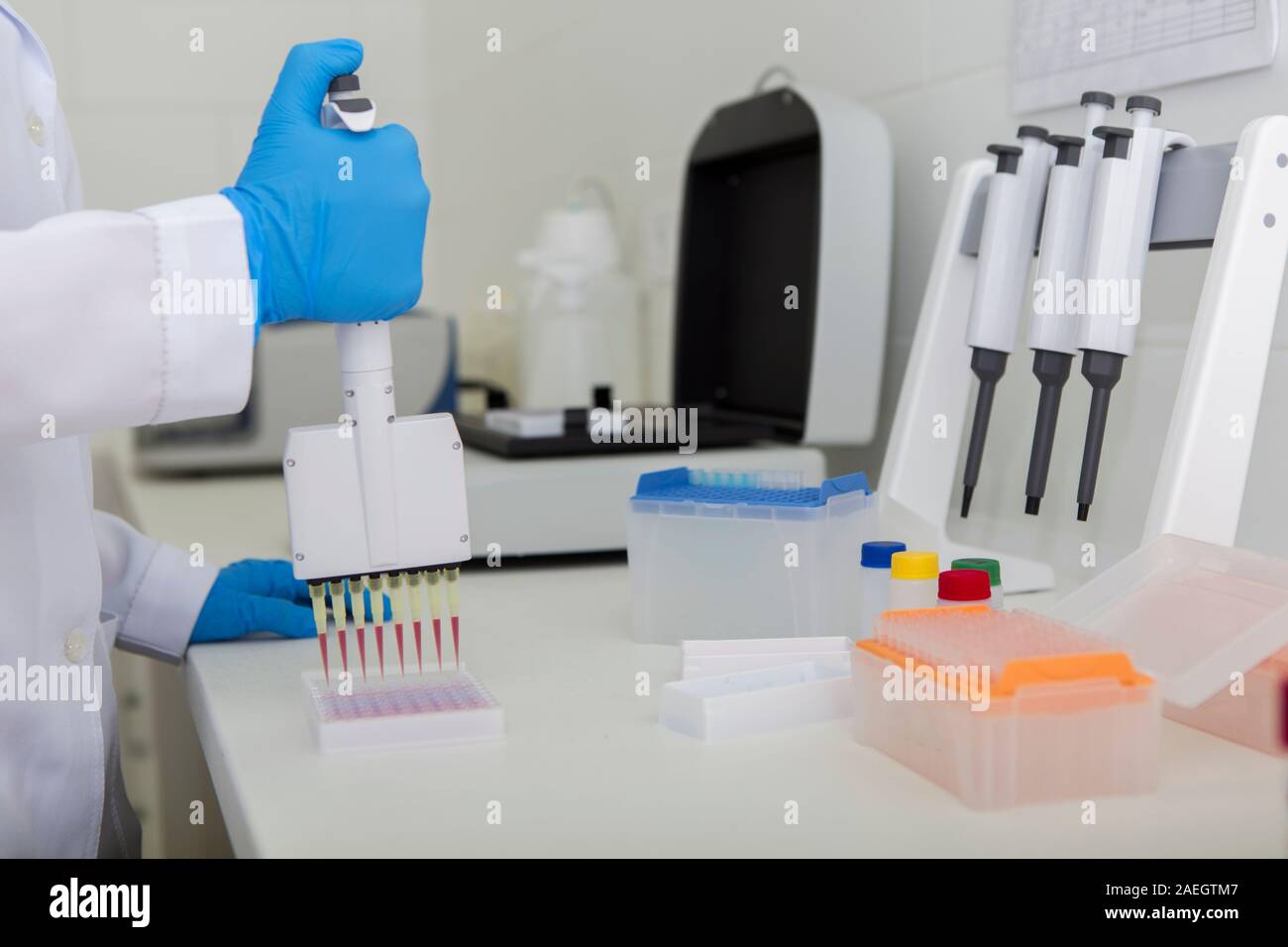 Doctor filling test tube hi-res stock photography and images - Alamy