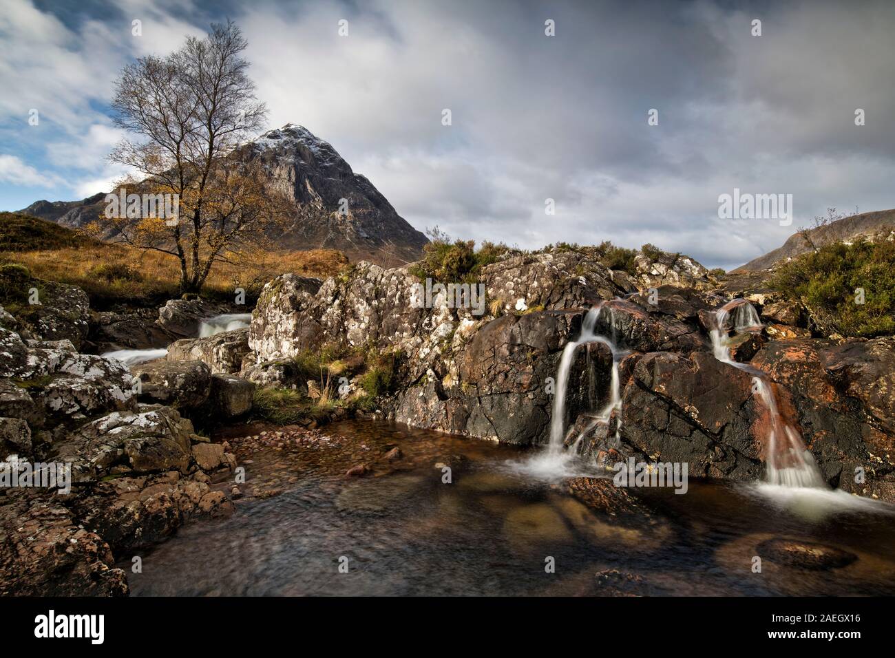 Curved waterfall hi-res stock photography and images - Alamy