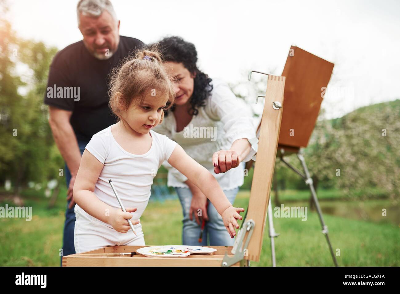 Take another color for this. Grandmother and grandfather have fun ...