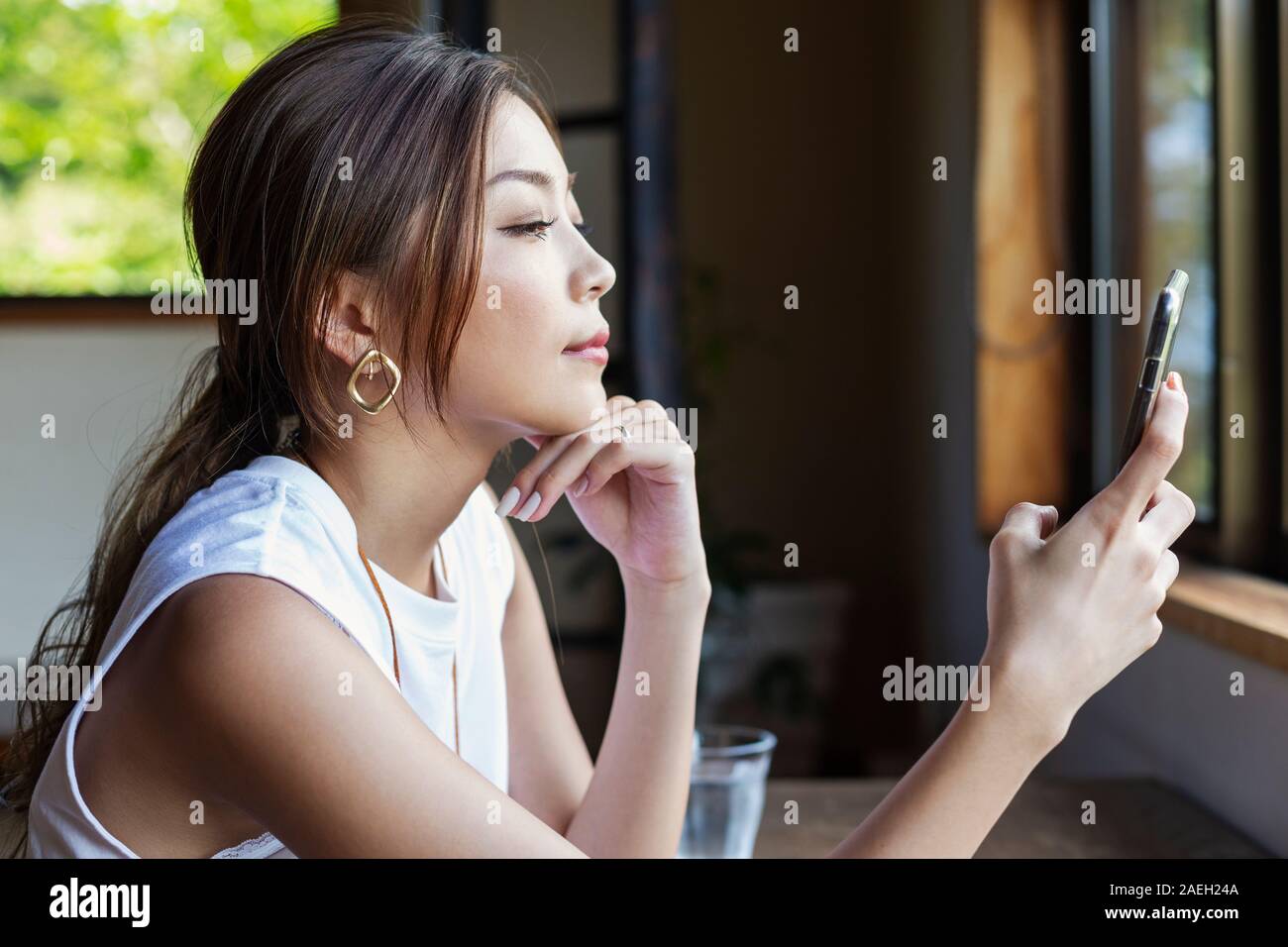 Japanese using mobile phone hi-res stock photography and images - Alamy