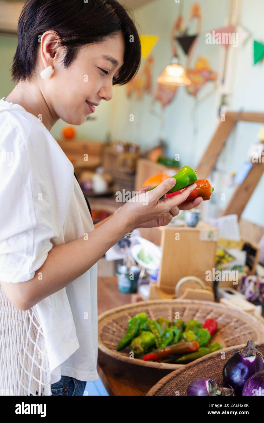 Bell peppers greengrocers shop hi-res stock photography and images - Alamy